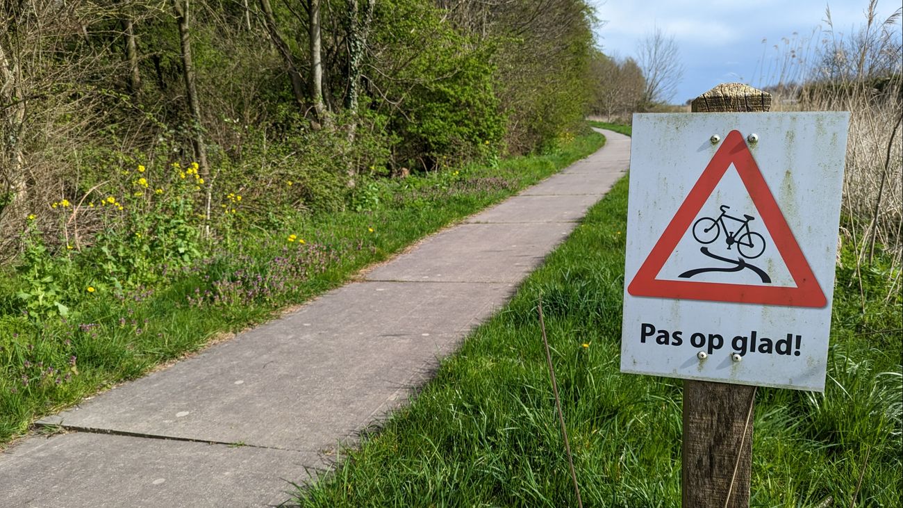 Omroep Flevoland - Nieuws - Oplossing voor glad fietspad langs Larserweg