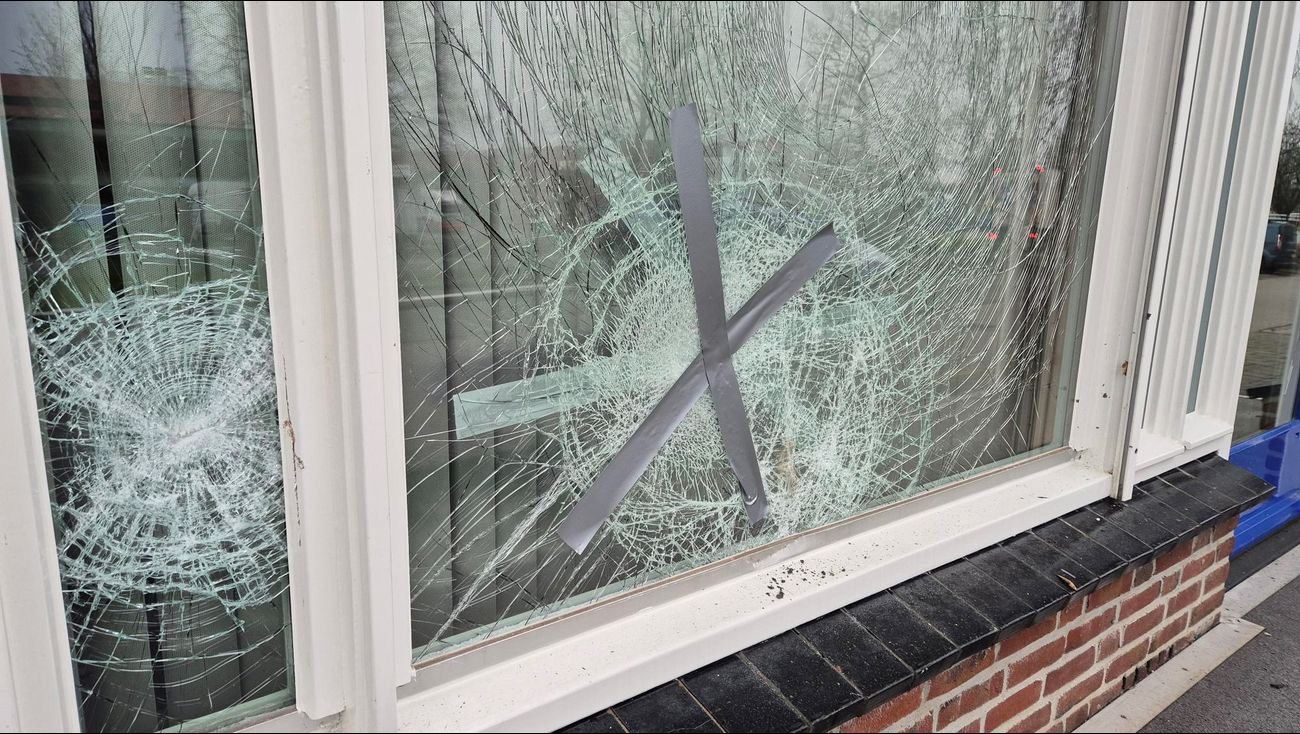 Omroep Flevoland - Nieuws - Urker politiebureau beschadigd: ruiten ...