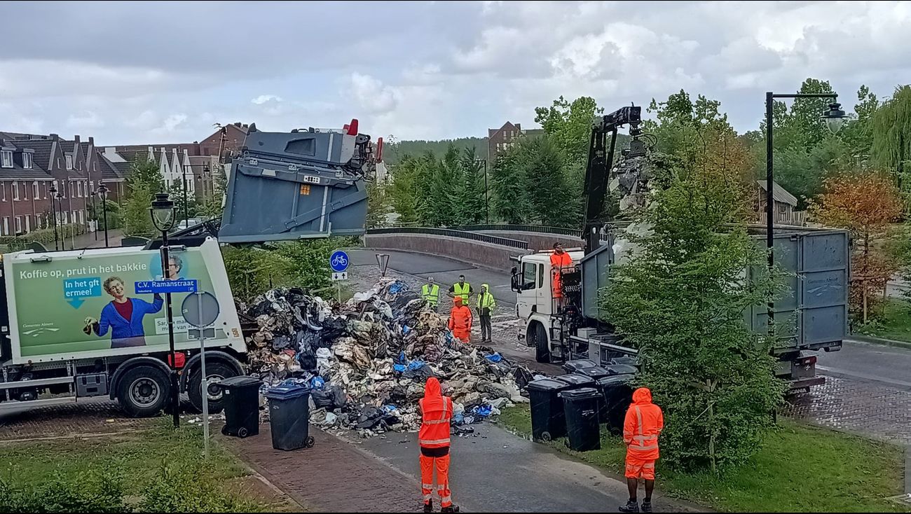 Nieuws - Vuilniswagen dumpt brandend afval op straat en zorgt voor wegafsluiting in Nobelhorst ...