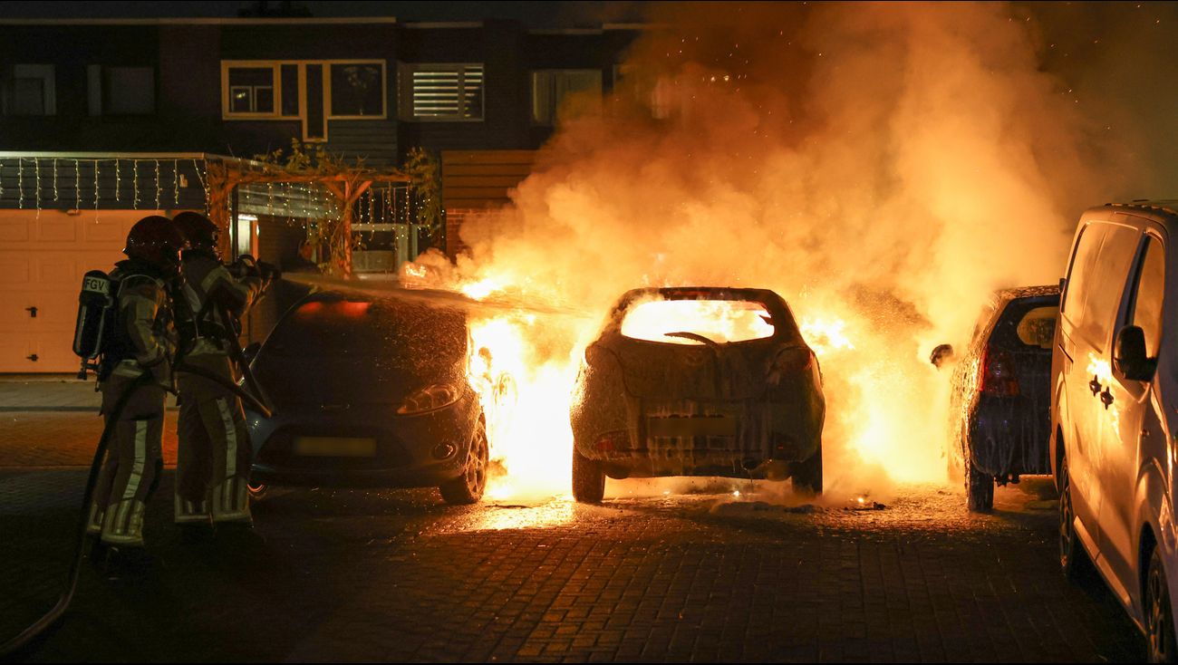 Omroep Flevoland - Nieuws - Auto brandt uit in Emmeloord, politie gaat ...
