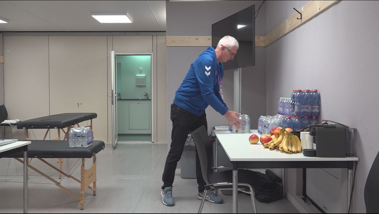 Omroep Flevoland - Sport - Vrijwilliger Marcel Post staat met zijn neus ...