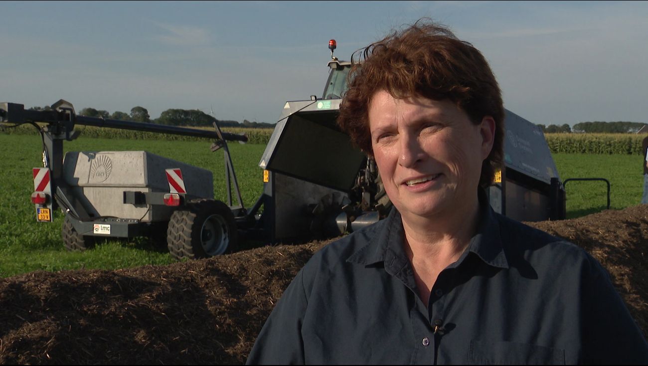Omroep Flevoland - Nieuws - Boeren composteren bermgras van snelwegen ...
