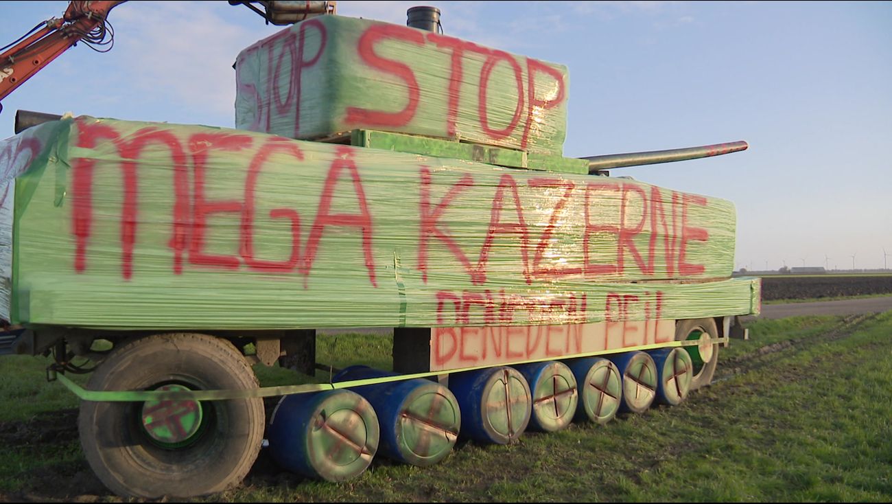 Omroep Flevoland - Nieuws - Geknutselde tank naast A27 als protest ...
